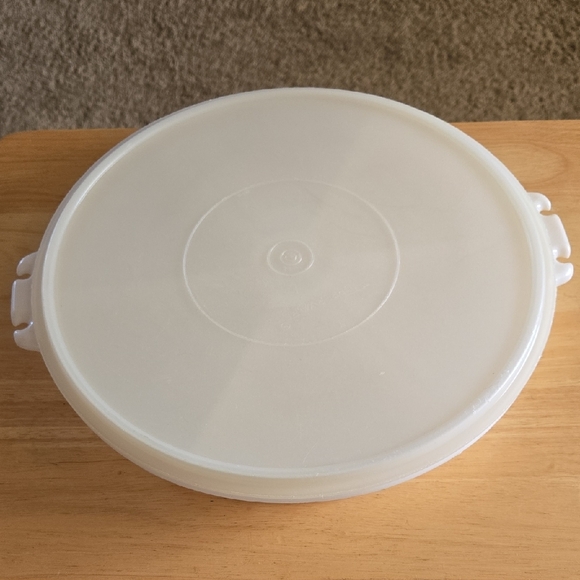 Tupperware | Kitchen | Vintage Tupperware White Round Food Storage ...